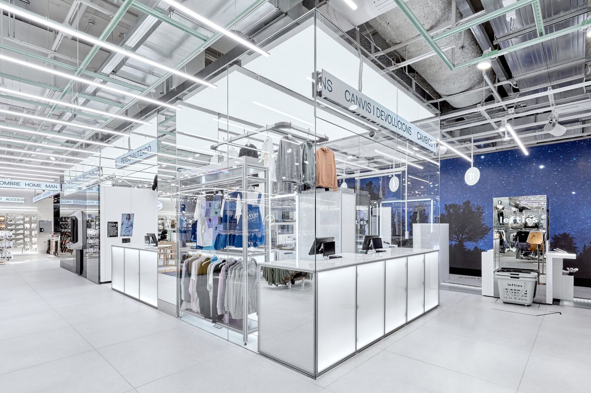 Special furniture that makes the difference in retail shop fitting | KIMAK