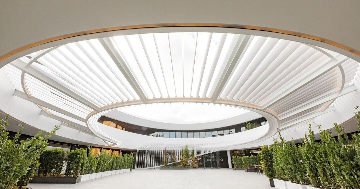 La pérgola principal del centro de ocio La Finca Grand Café | KIMAK