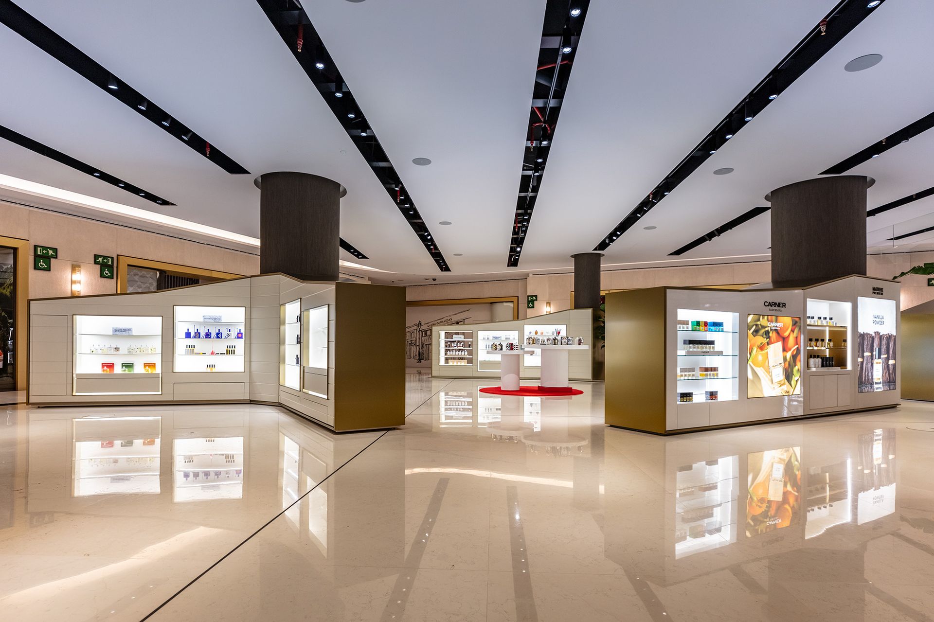 Isolée on the first floor of the Canalejas Gallery | KIMAK