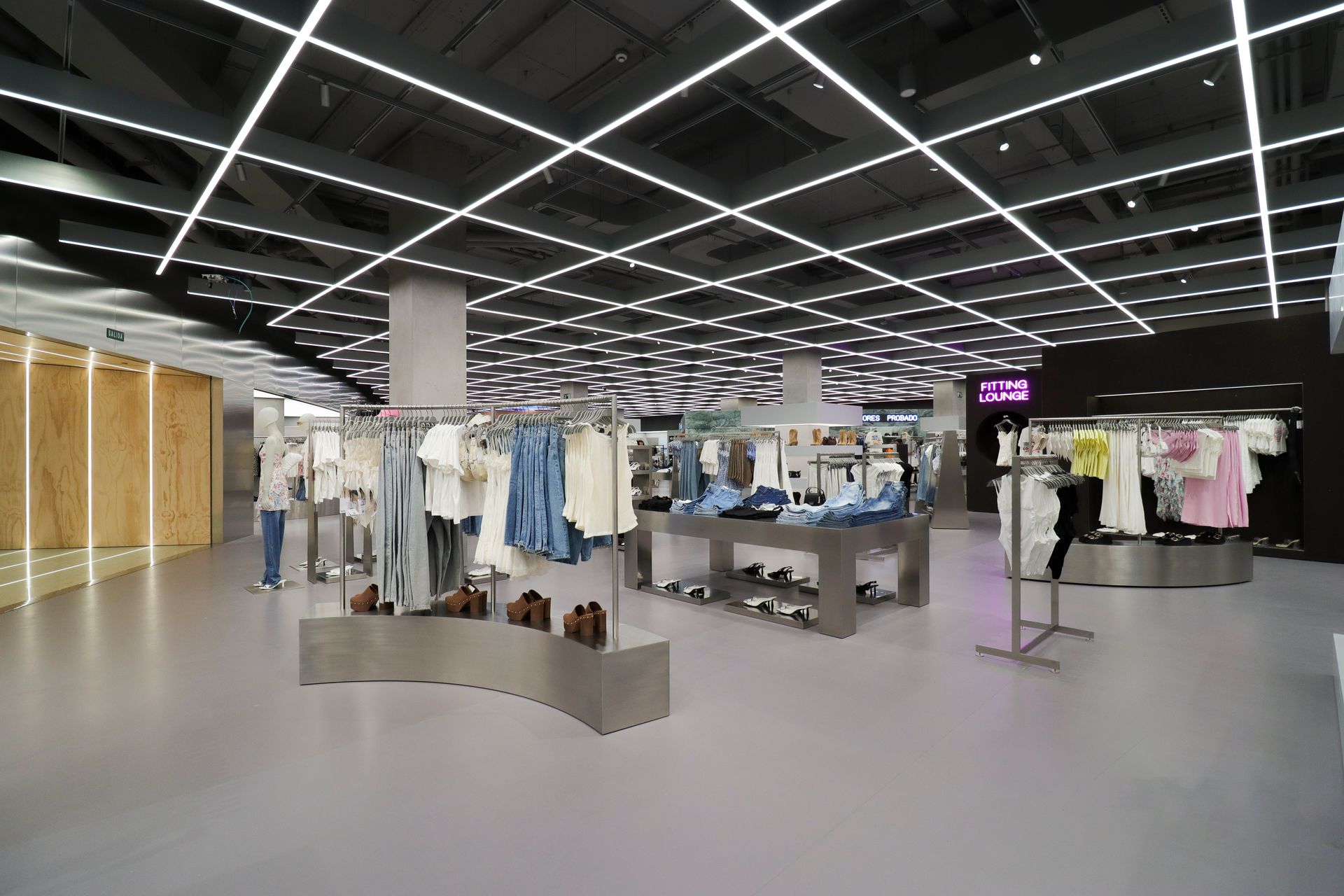 BERSHKA reopens its shop in A Coruña with an imposing steel facade | KIMAK